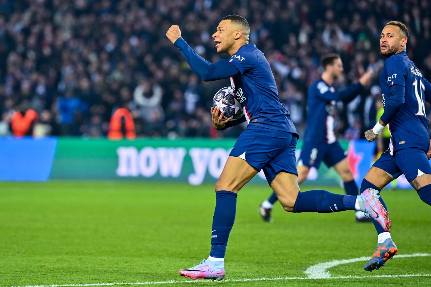 Bayern Psg La Paire De Crampons Spéciale De Mbappé Pour La